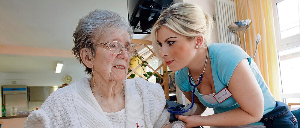 Junge Leute sind keine Trottel: Höhere Gehälter für eine Pflege-Ausbildung reichen nicht aus