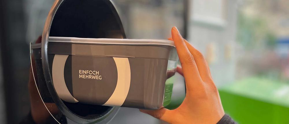 Salatschüsseln für den Pfandautomaten: Die Mehrweg-Missionare aus Berlin