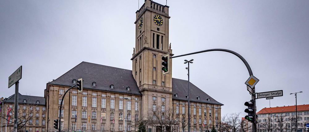 Berlins Rathaus Schöneberg: Die berühmte Turmuhr bleibt teils im Dunkeln