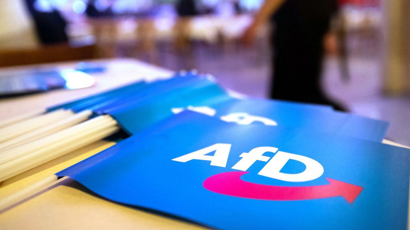 Wegen Nähe zu Rechtsextremen: Berliner AfD distanziert sich von „Gröfaz ...