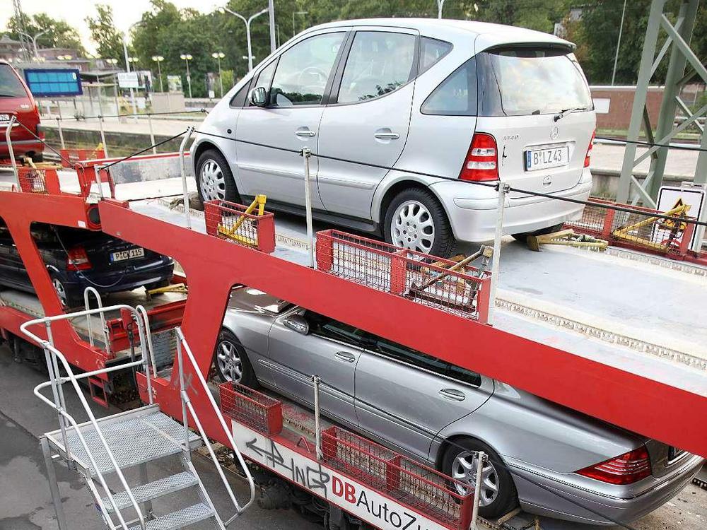 Autoreisezug: Pkw werden nur per Lastwagen transportiert