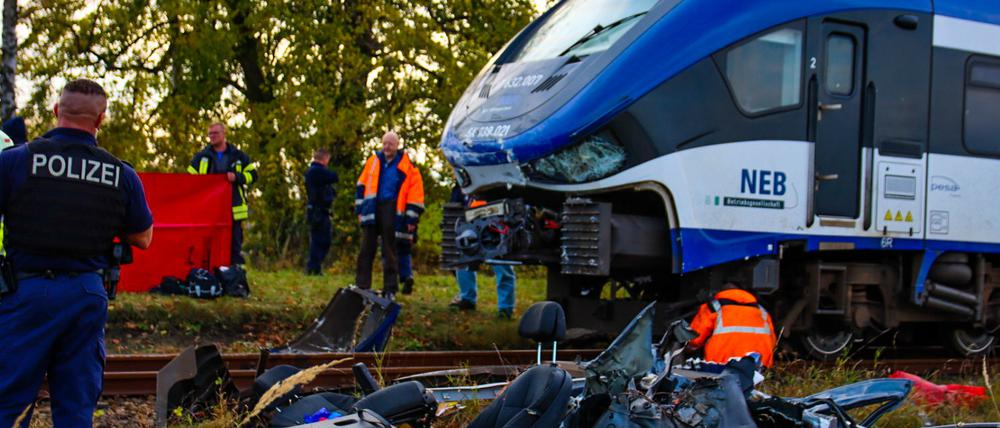 Keine Schranken, kein Blinklicht: Wieder Unfall an Bahnübergang in Brandenburger Dorf