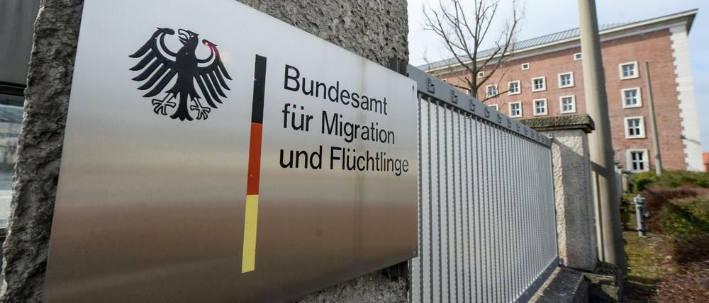 Vorwurf des Flüchtlingsrats: Bamf soll Asylverfahren in Berlin bewusst ...
