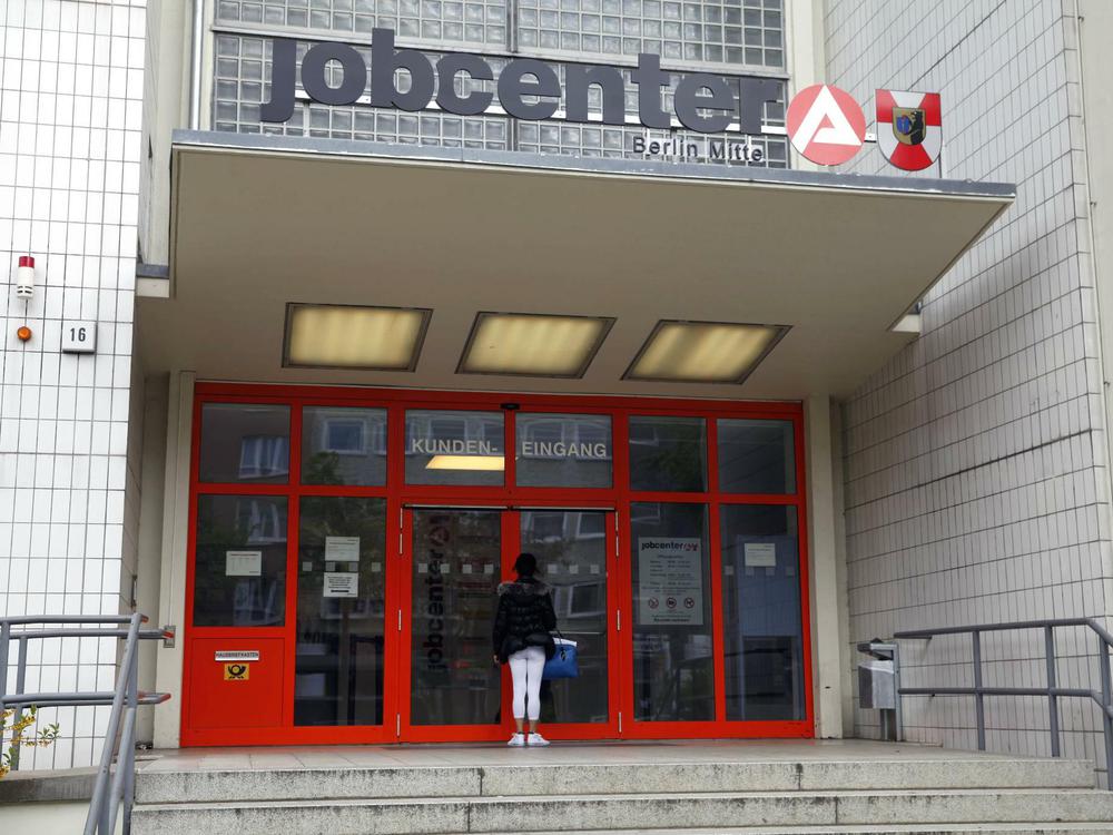 Berlins Jobcenter beraten per Telefon: „Viele Menschen brauchen nur ...