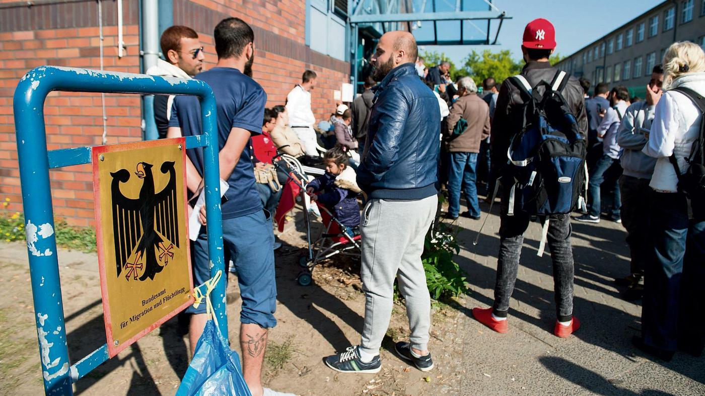 Geflüchtete in Berlin: Was Flüchtlinge vor ihrer Anhörung im BAMF erleben