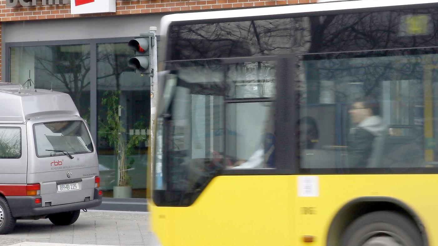 Unfall in Steglitz: BVG-Bus rammt Autos