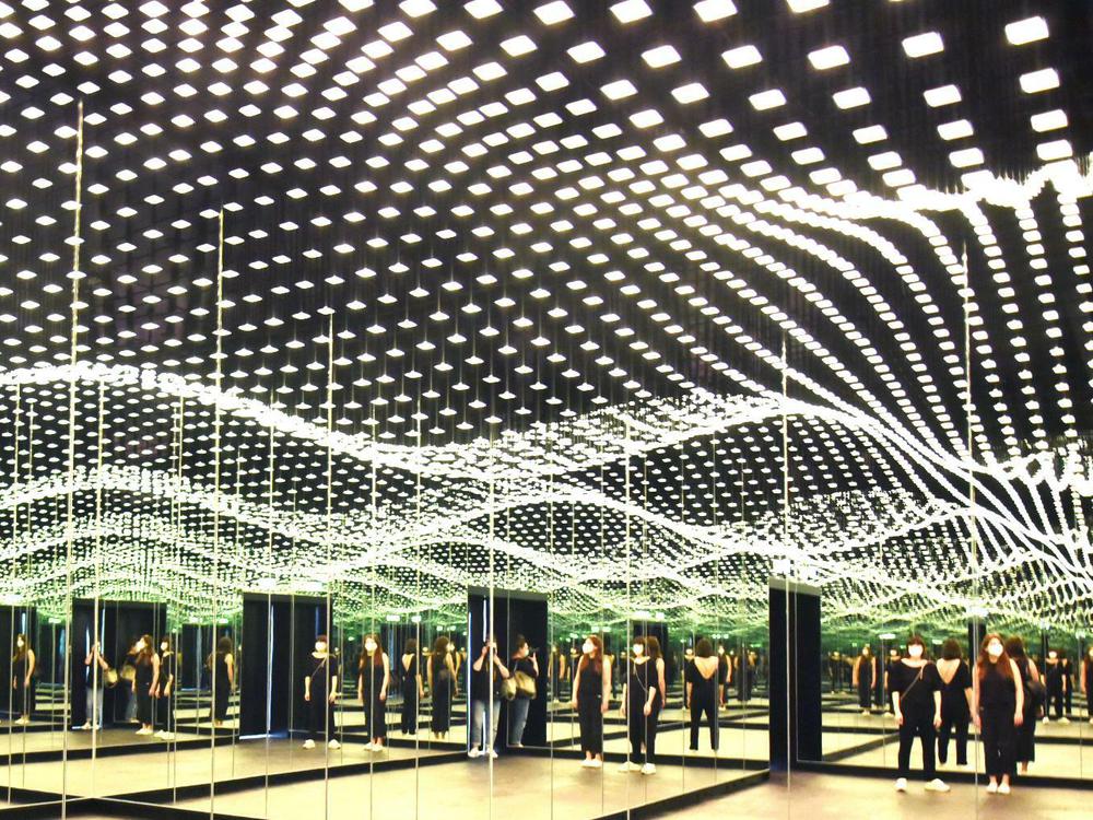 Eine Ausstellung wie ein Clubbesuch: Neues Lichtkunst-Museum „Dark ...