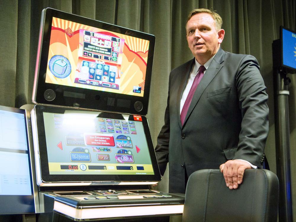 Glücksspiel in Berlin: Spielhallenbetreiber wollen Gesichtsscanner ...