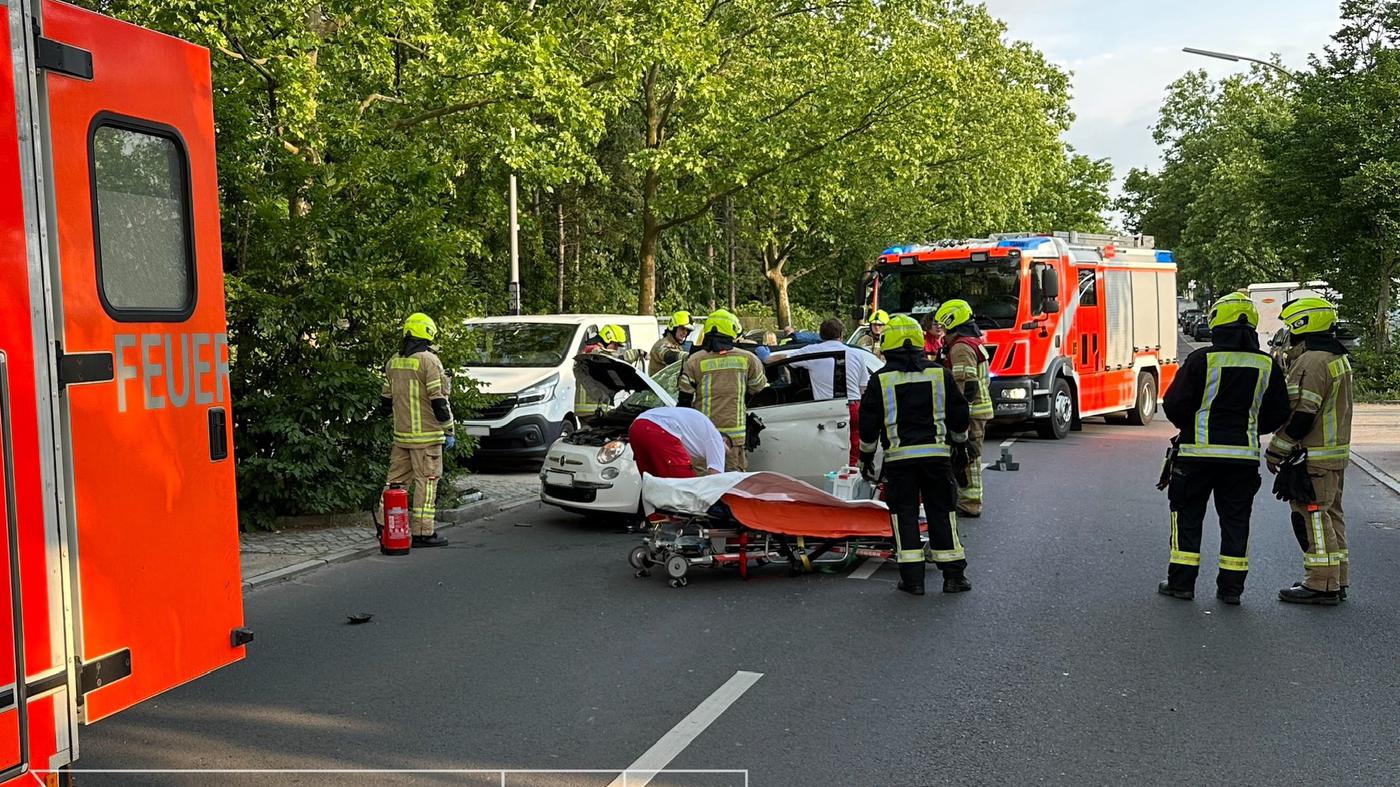 Schwer verletzte Frau im Krankenhaus: Auto überschlägt sich bei Verkehrsunfall in Berlin-Steglitz