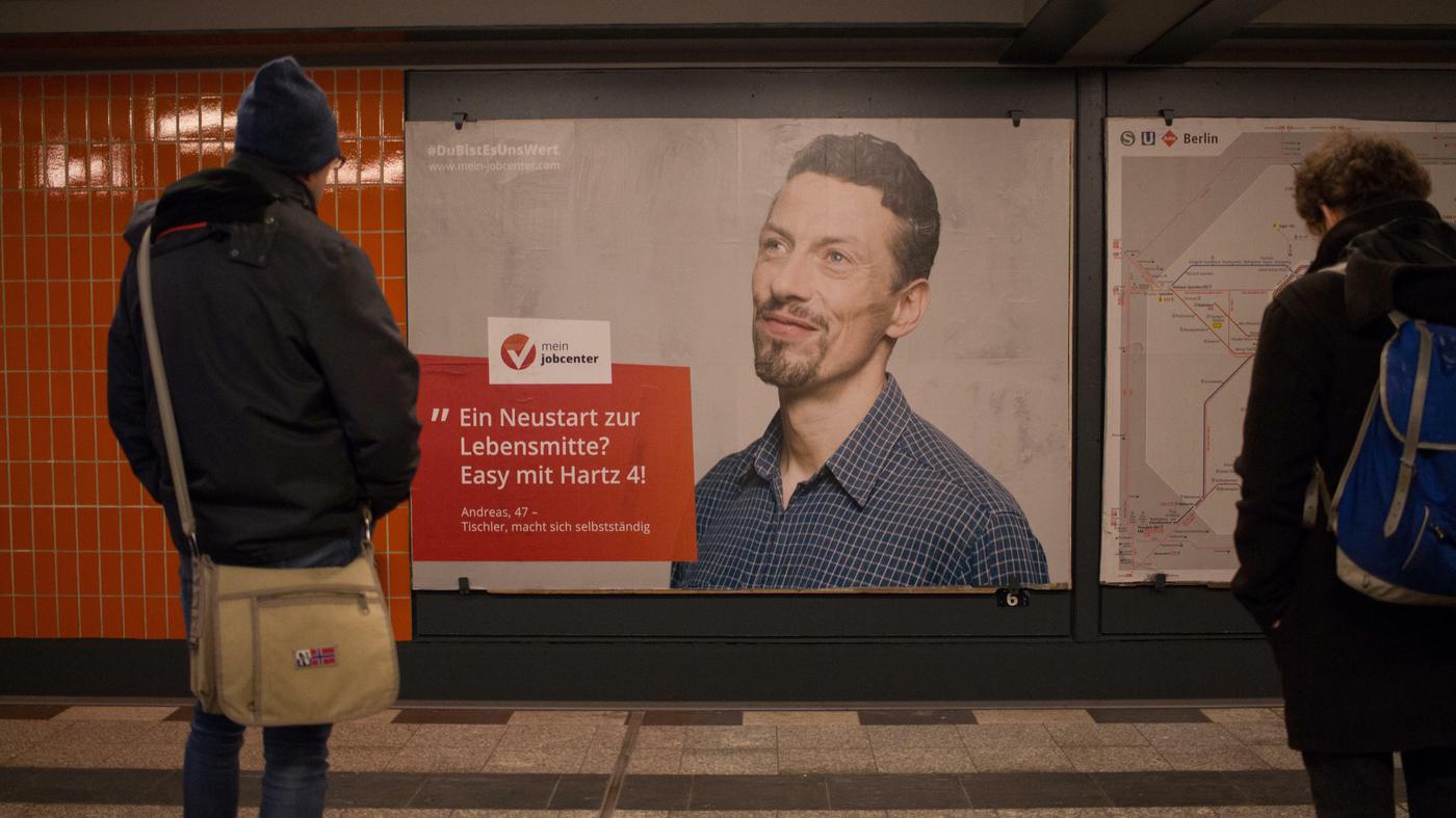 Neue Plakatwerbung in Berlin: “Hartz Plus”-Kampagne sorgt für Aufregung
