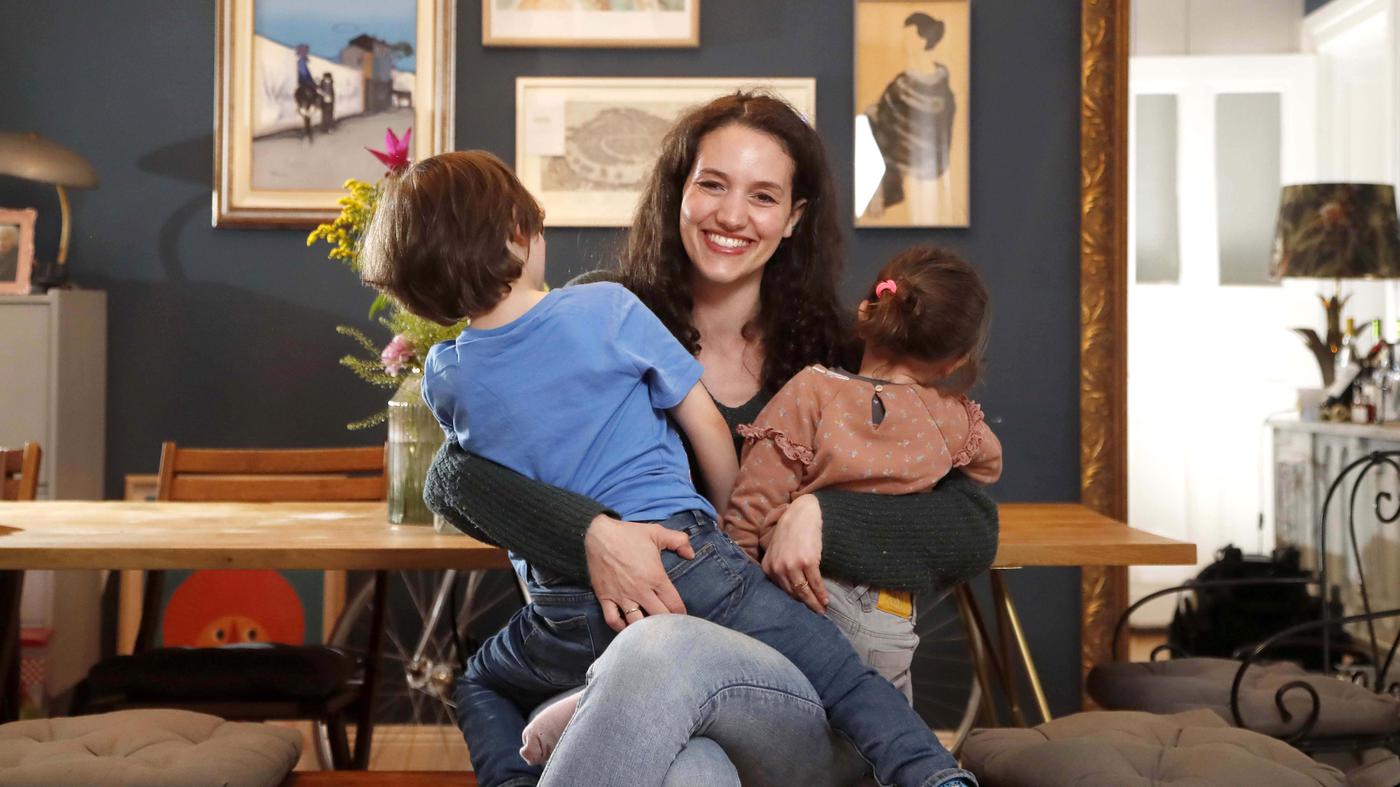 Jüdische Mutter in Berlin: „Mama, was sind diese goldenen Steine im ...