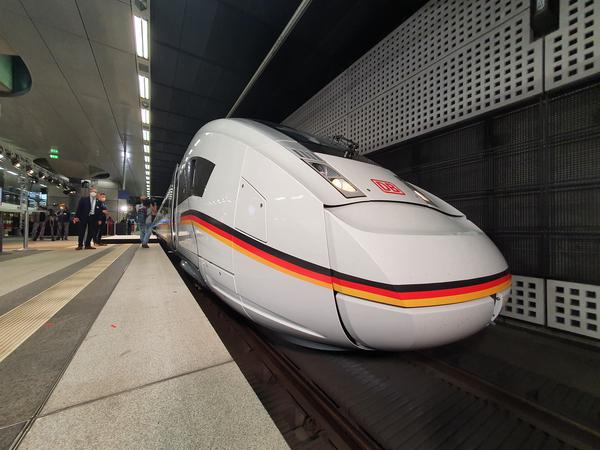Feier im Berliner Hauptbahnhof: Bundespräsident tauft ICE „Deutschland“