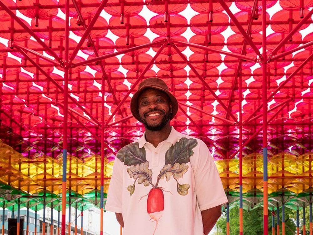 „Filtered Rays“-Installation von Yinka Ilori: Pavillon aus Farben neben ...