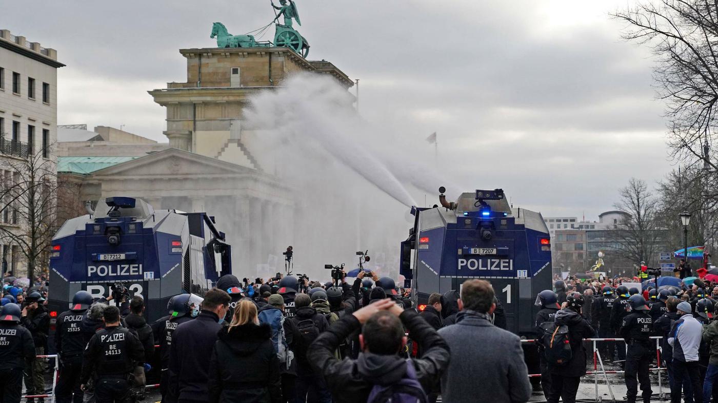 „Querdenken“-Demo am Brandenburger Tor: In der Berliner Polizei gibt es Zweifel am Wasserwerfer ...