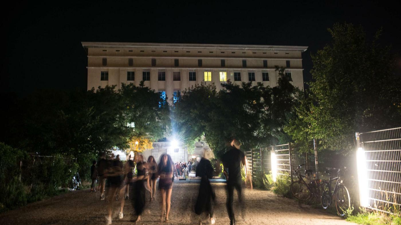 Berlins bekanntester Nachtclub: Berghain öffnet nach Corona-Pause ...