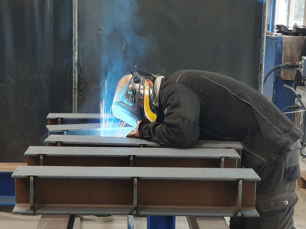 Viel Geld mit Nieten: Stahlbaufirma Heckmann aus Hoppegarten saniert ...