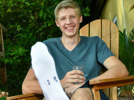 Mit Schuhgröße 57 ins Guinness-Buch: Berliner Teenager hat die größten ...