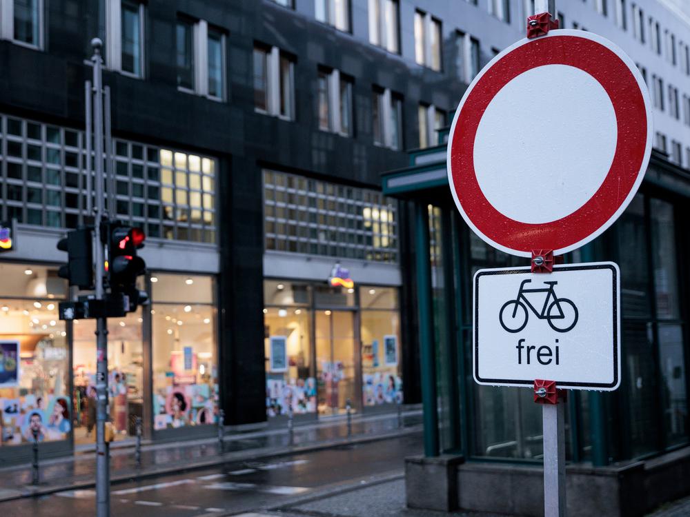 Ausweitung der Kampfzone: Unternehmer und Verbände klagen gegen Friedrichstraße-Sperrung