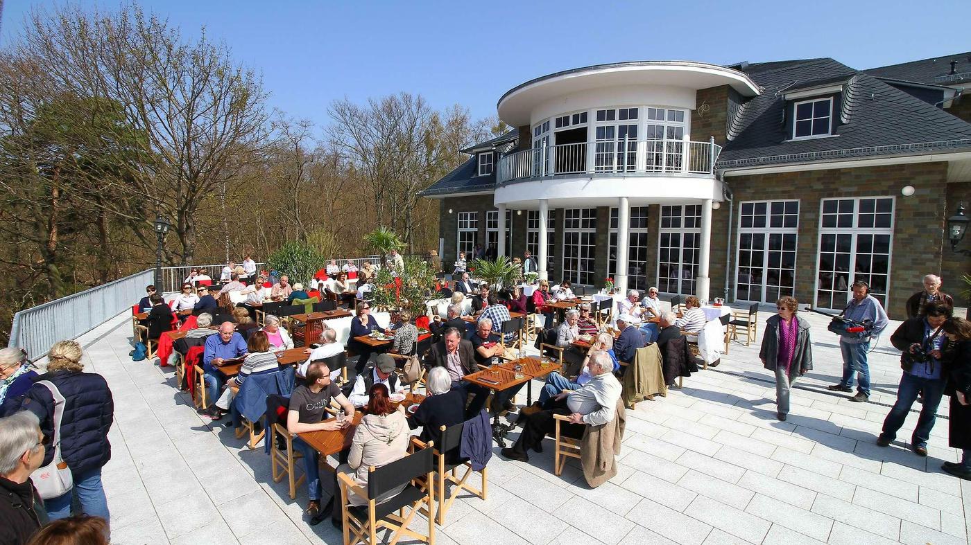 Neueröffnung des Ausflugslokals: Erster Andrang auf die neuen Wannsee ...