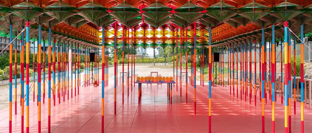 „Filtered Rays“-Installation von Yinka Ilori: Pavillon aus Farben neben ...