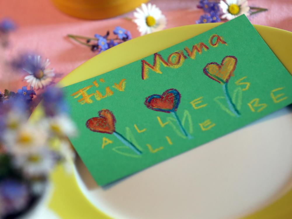 Schöne Tradition oder Kommerz?: Was Berlinerinnen vom Muttertag halten