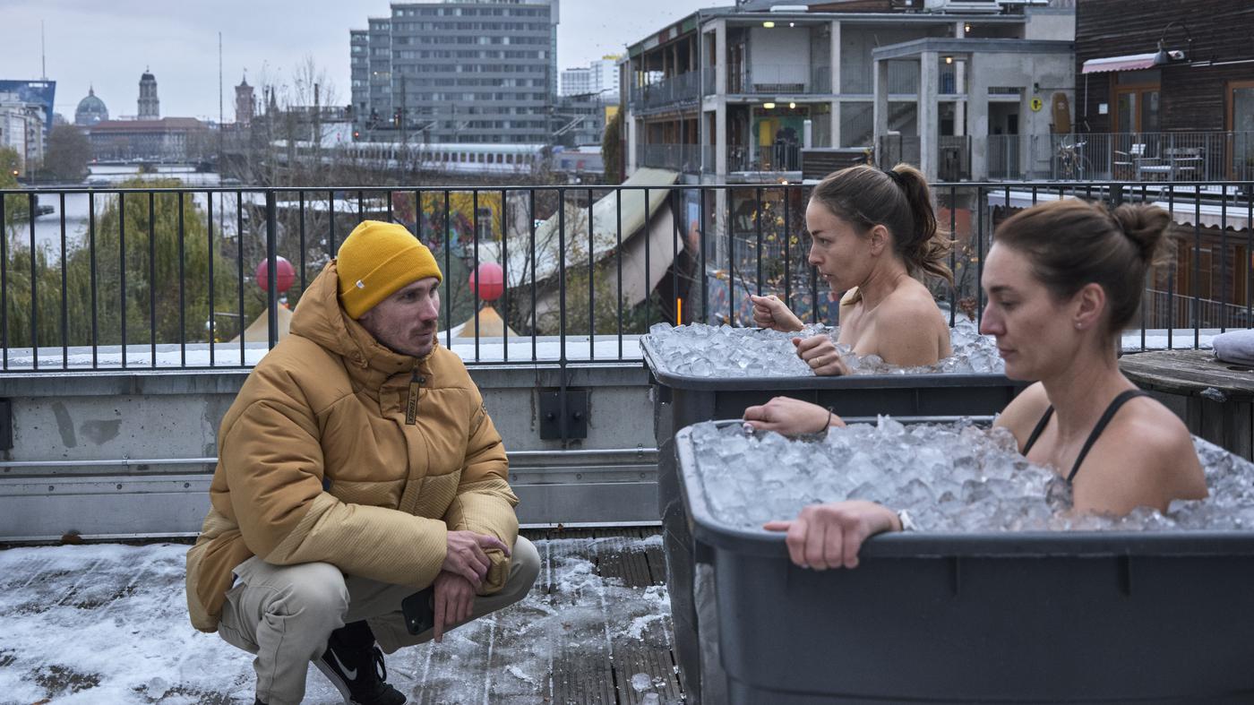 Mit Eisbaden zu mehr Selbstliebe: „Nach einer Minute sind die Schmerzen ...