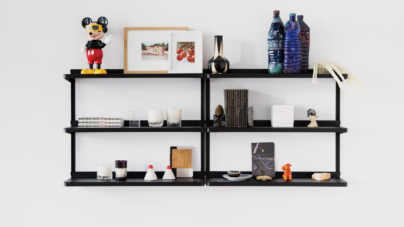 Neue Hängung: Konsolen, Kästen und Regalbretter zieren jede Wand