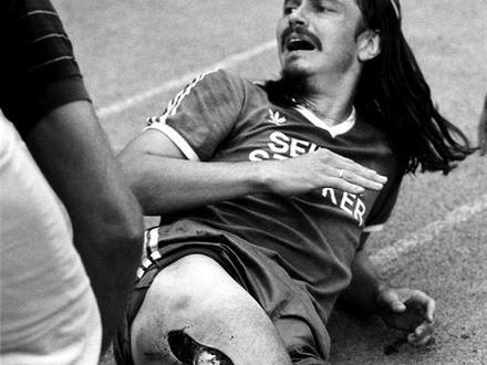 Interview mit Ewald Lienen: "Es herrschte Krieg auf dem Spielfeld"