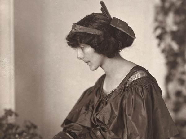 Ausstellung Modebilder - Kunstkleid: Mode zum Atmen und Denken