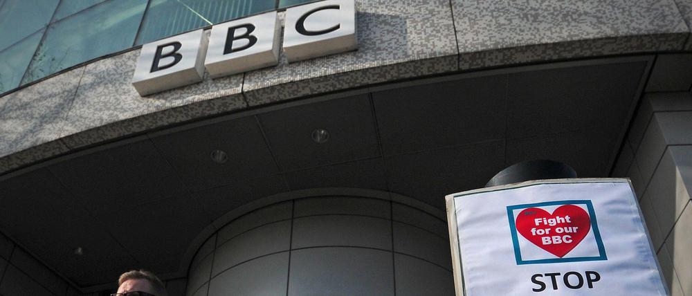 BBC muss 1000 Stellen streichen: Immer weniger Briten zahlen TV-Gebühren