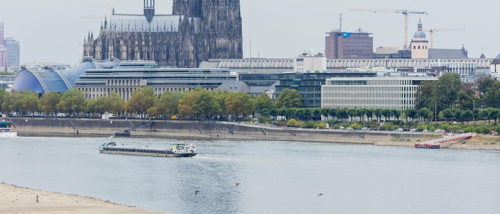 Pegelstände in Köln und Düsseldorf steigen: Der Rhein führt wieder mehr ...