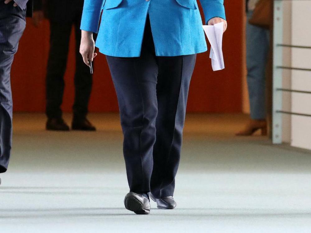 Botschaft Exkrement Werden merkel schuhe Runterdrücken Eintönig Schlaf