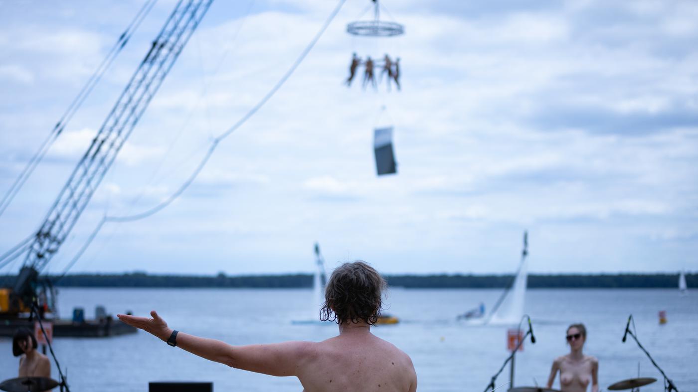 „Kranetude“ am Müggelsee: Spektakuläre neue Performance von Florentina ...