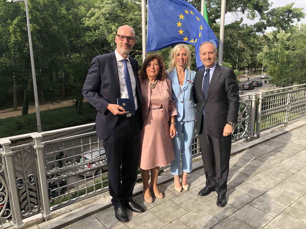 Italien ehrt Berliner Schulleiter: Hohe Auszeichnung für Alberta ...