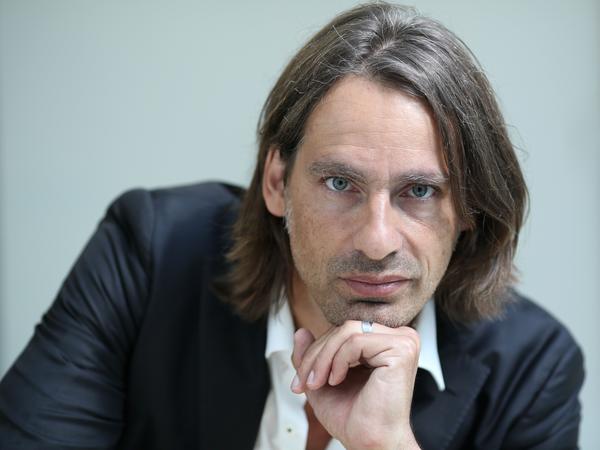 Selbstgefälliger Welterklärer: Warum hören wir Richard David Precht ...