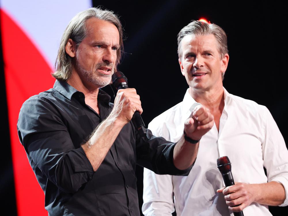 Selbstgefälliger Welterklärer: Warum hören wir Richard David Precht ...