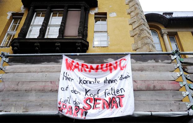 Deutschlands Schulen zerbröseln: Von Schimmel, Nässe und Unterricht in ...