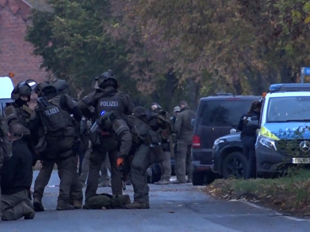 Obduktion soll Todesursache klären: Mann verschanzte sich mit Kind in Haus – SEK-Einsatz in ...