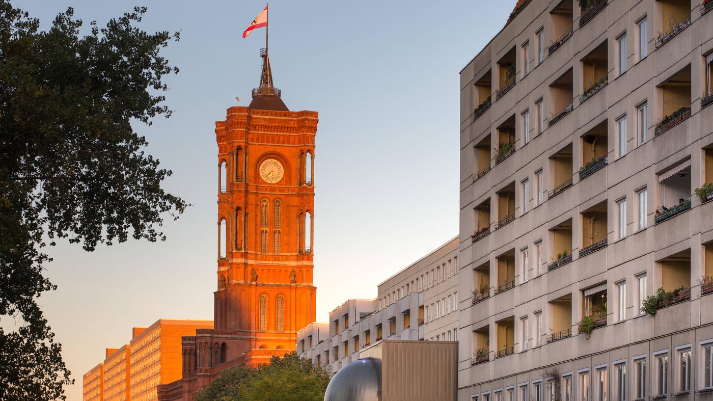 Polizei ermittelt Todesursache: Tote Frau hinter dem Roten Rathaus in ...