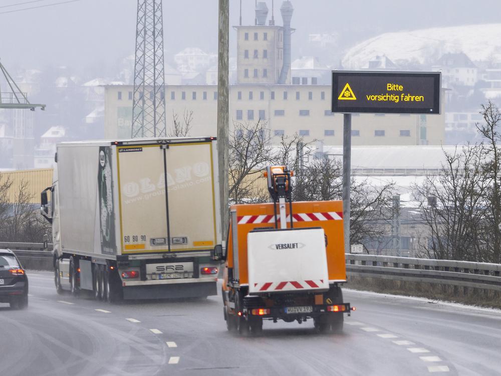 Tief „Gertrud“ bringt Glatteis: Der Wintertag in Deutschland in Bildern