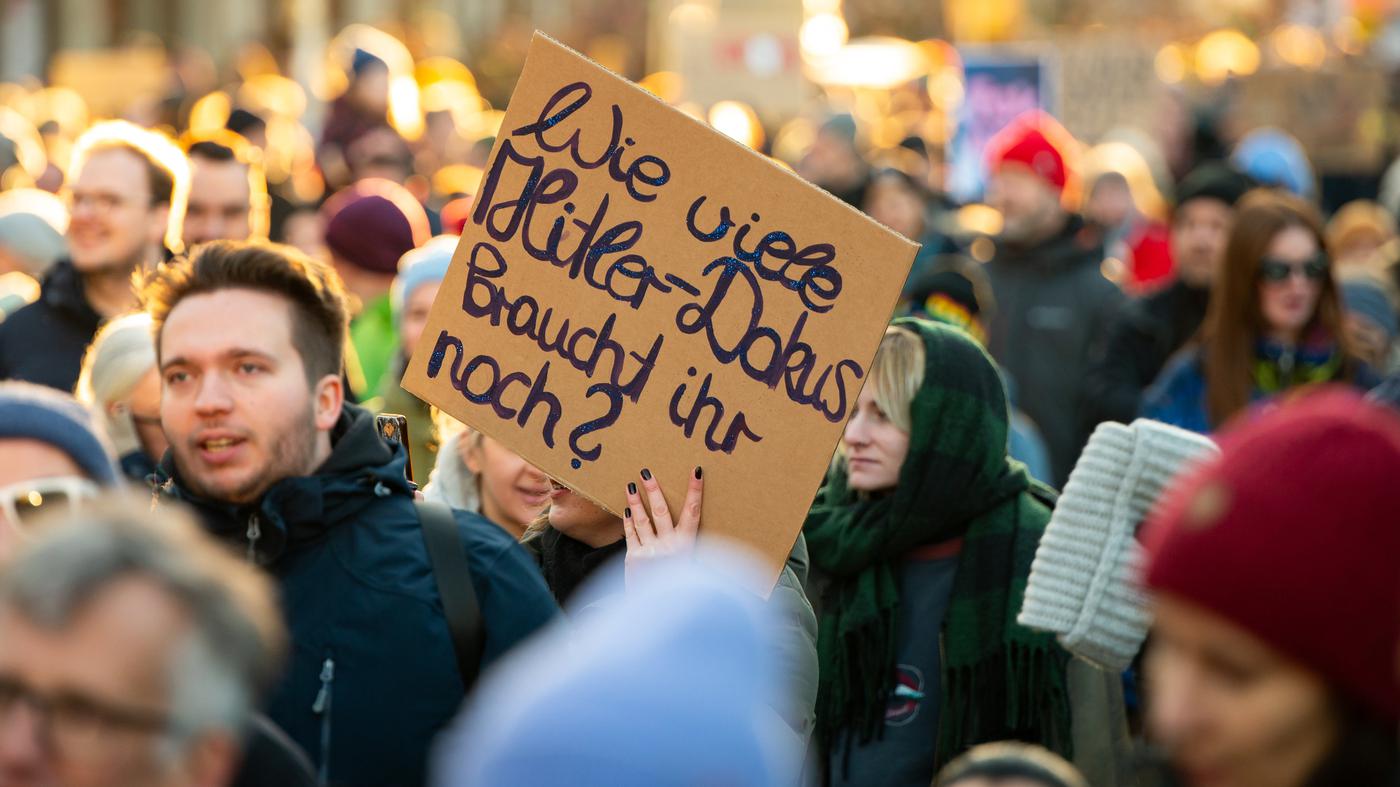 „AfD-Verbot, weil ich Döner mag“: Die originellsten Demo-Plakate und ...