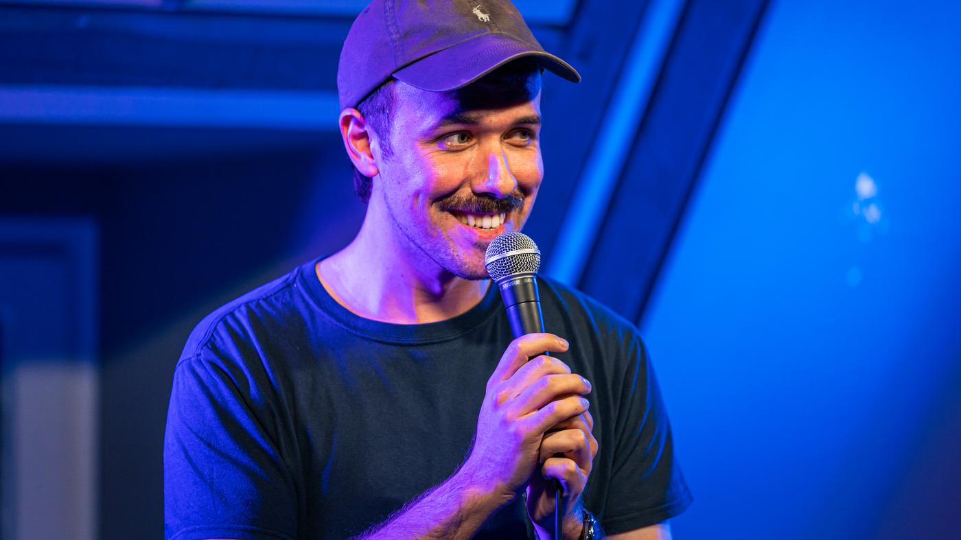 „Ich feuere nicht nur die erstbesten Klischees ab“: Berliner Comedian ...