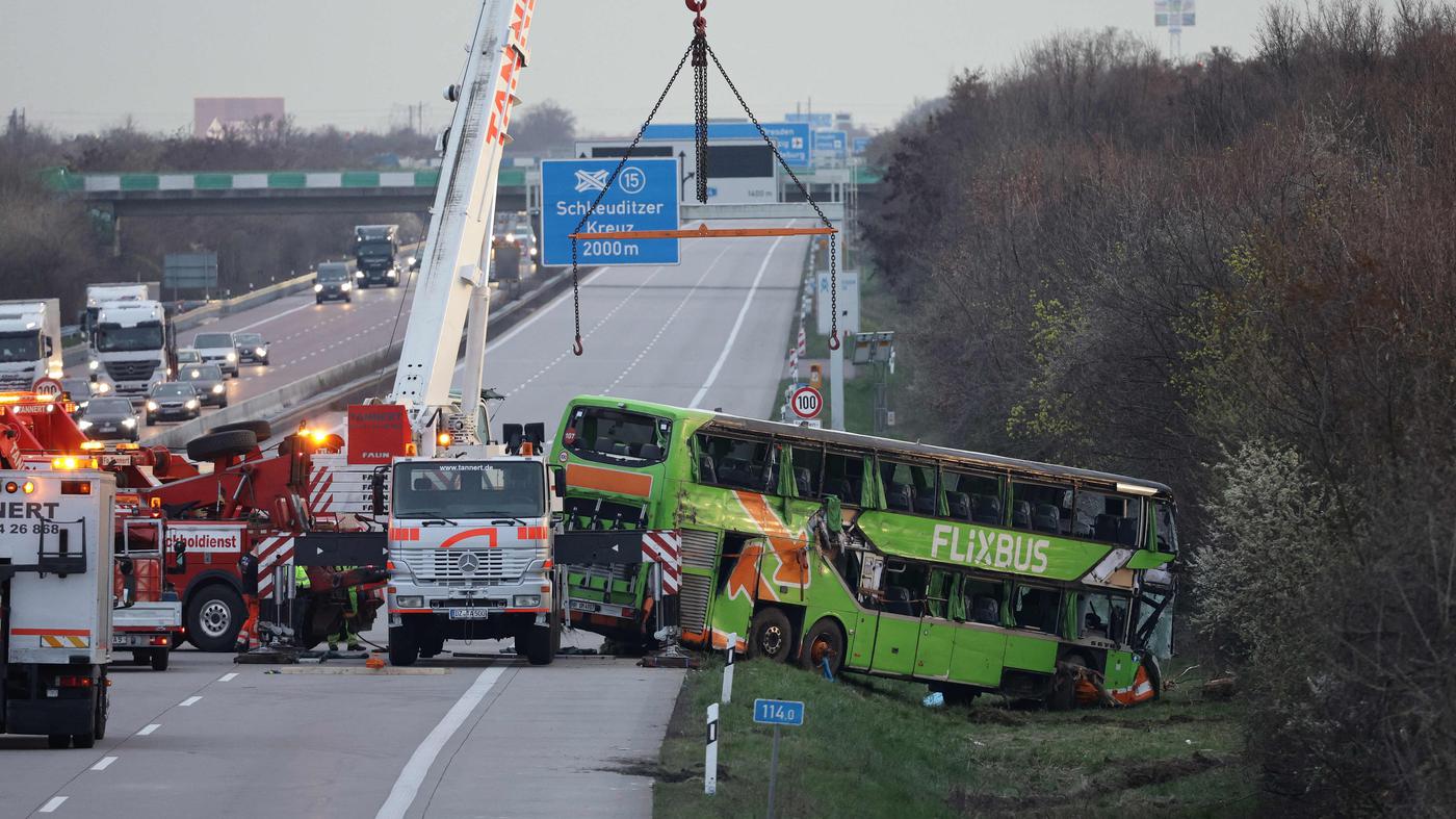 Flixbus auf der A9 verunglückt: Drei Todesopfer identifiziert – Fahrer ...