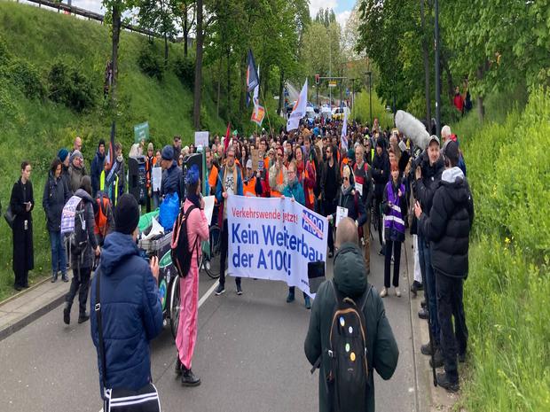 Demonstration gegen den Ausbau der A100 in Berlin: „Rasen auf der ...