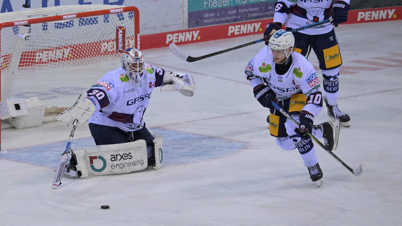 Clinch mit Bremerhaven-Kapitän Urbas: Lean Bergmann spielt eine ...