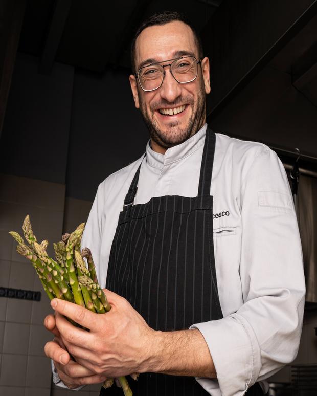 Nicht von der Stange: Vier Spargel-Tricks vom Sternekoch