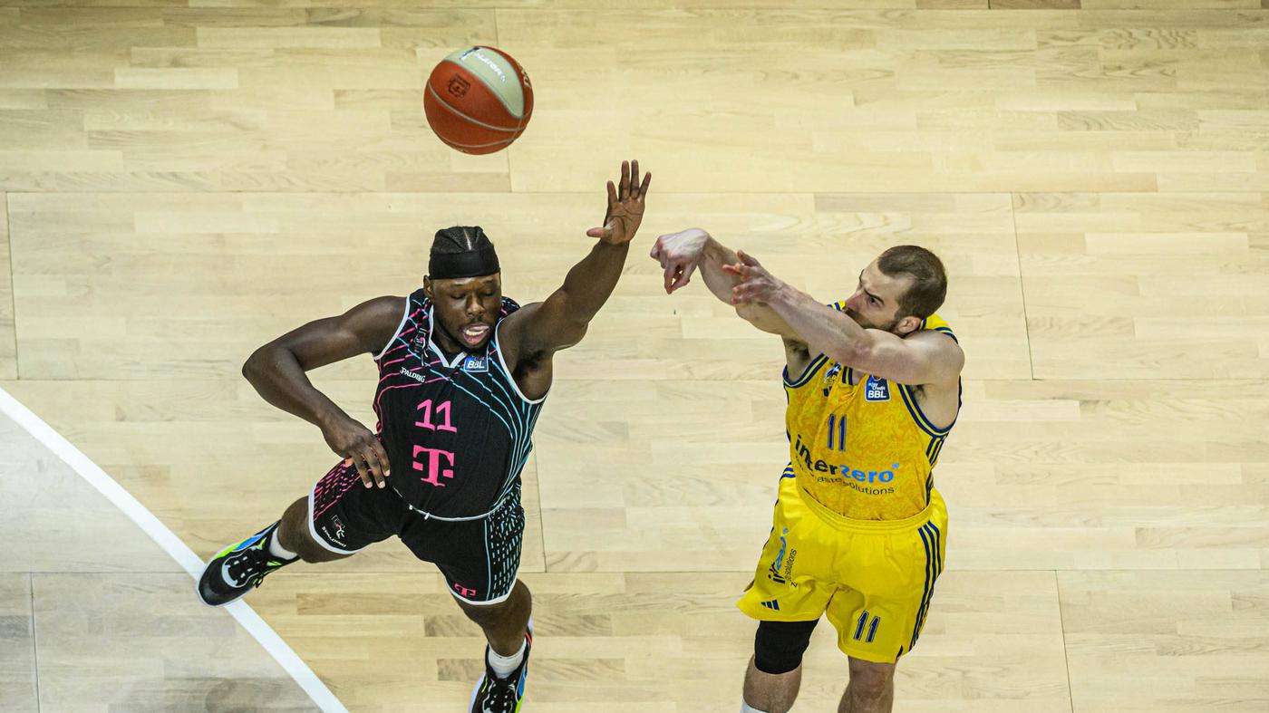 Matt Thomas läuft heiß: Alba Berlin startet mit klarem Sieg in die Play ...