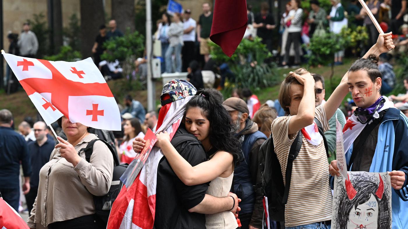 EU kündigt Konsequenzen an: Georgiens Parlament beschließt umstrittenes ...