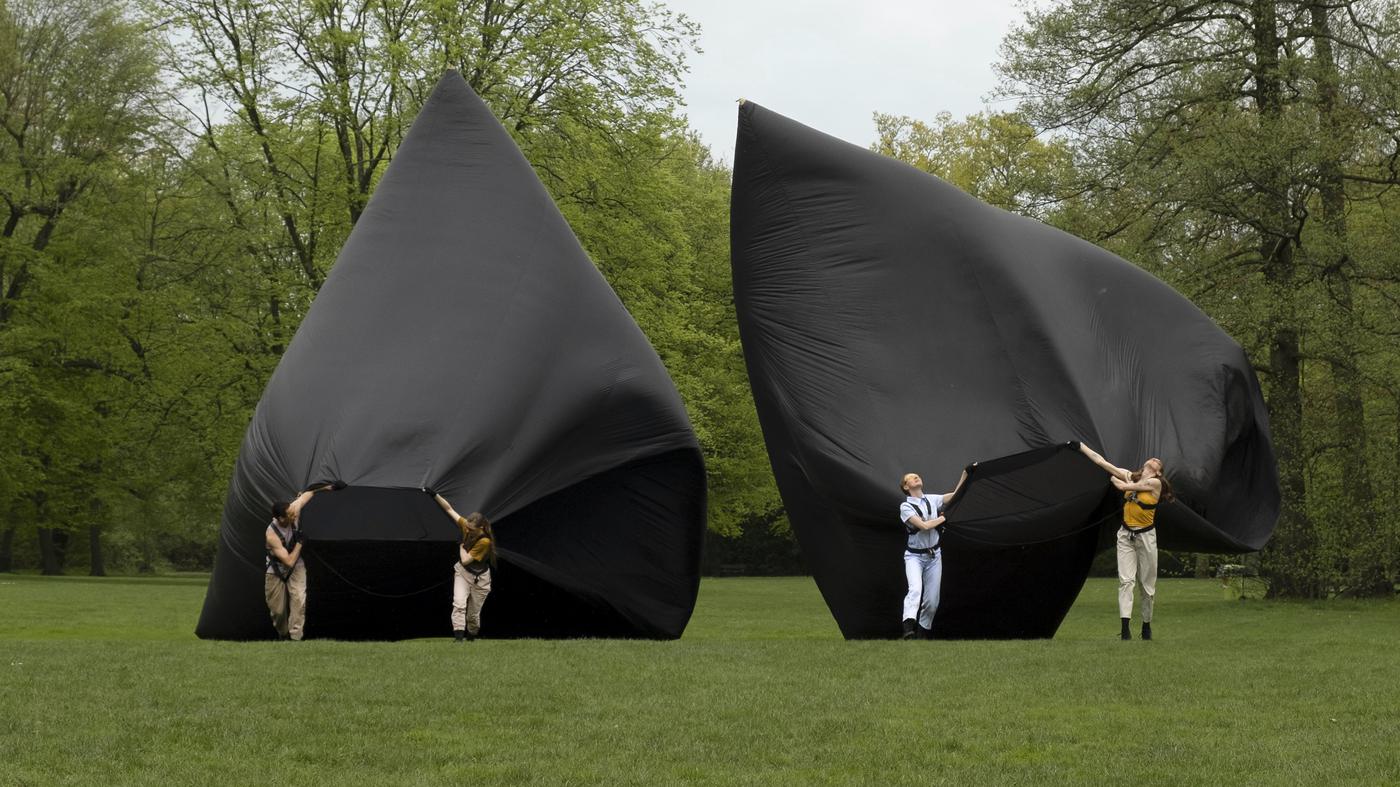 Die Outdoor-Performance „Greyline“ im Park am Gleisdreieck: Tanz mit ...