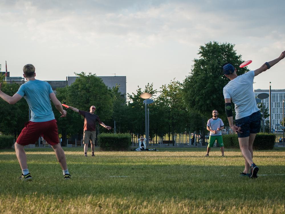 „Die tollste Sportart, die niemand kennt“: Double Disc Court kämpft ...